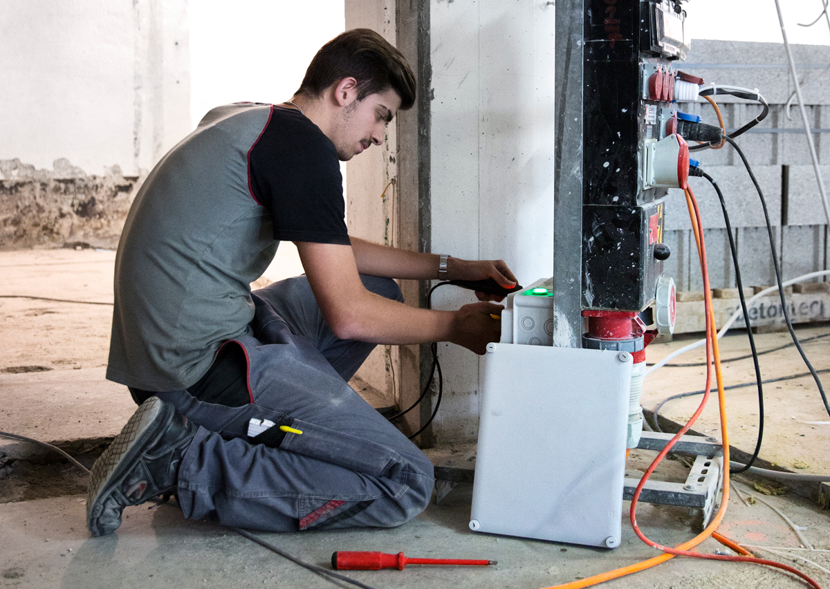 Électricien / Électricienne de montage